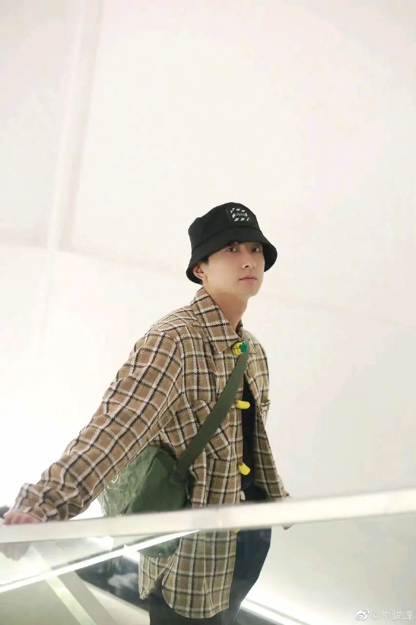 Niu Junfeng Hu Bingqing, Xu Jiaying, Tian Xiwei, Li Xian, Liang Jie - iNEWS