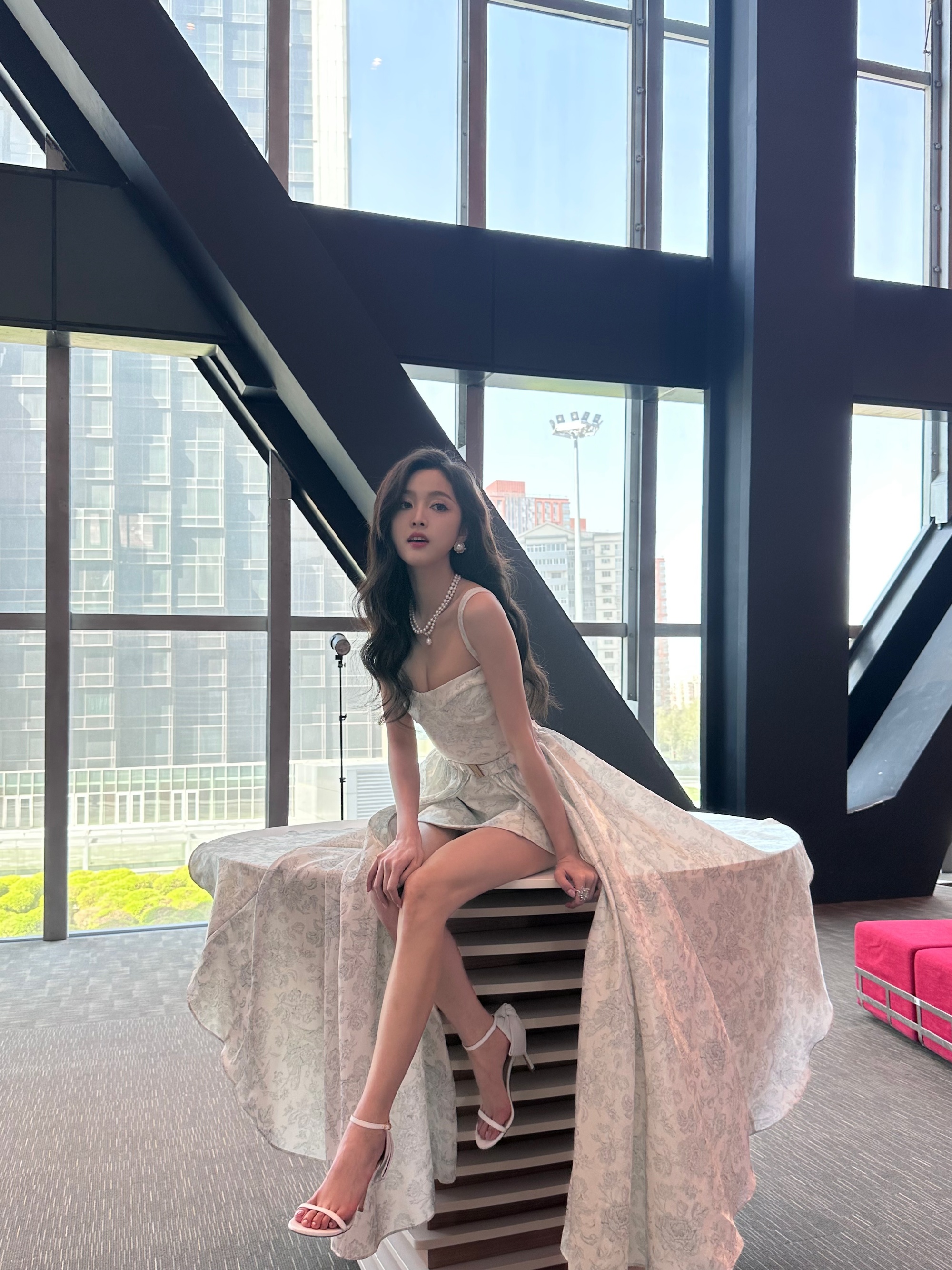 Wu Xuanyi finally became "hot", wearing a cheongsam to show off the oriental elegance, and her ...