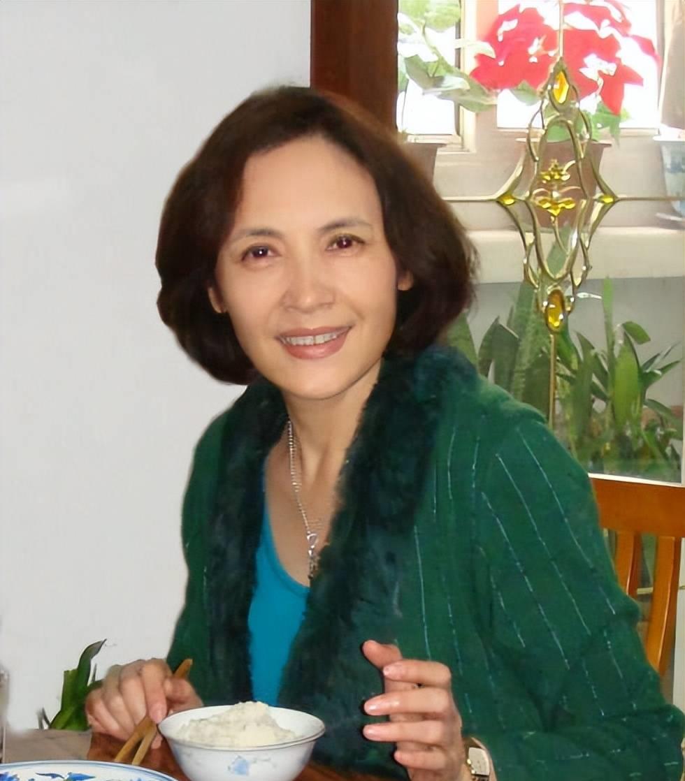 The key to maintaining charm: being inconspicuous when you are young ...