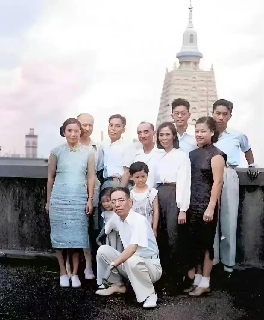In 1949, He Zizhen took a rare group photo together in Shanghai. He was ...