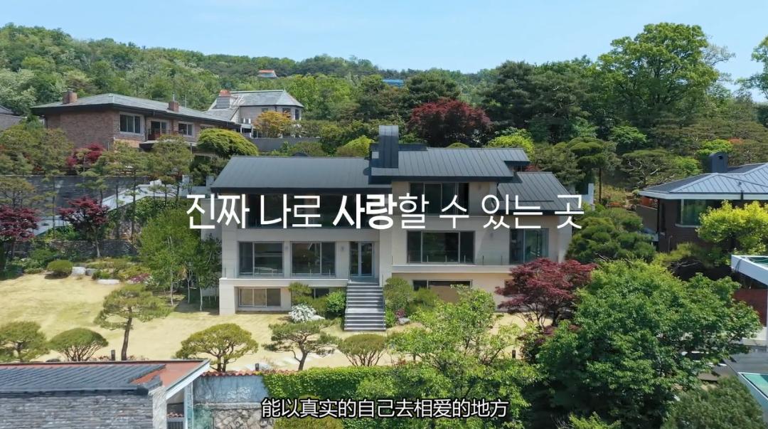 It's really daring to broadcast an adult actress on a romance drama ...