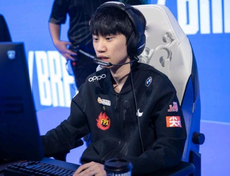 Doinb bluntly said that uzi let him go, and he joined EDG immediately, and apologized to FOFO ...