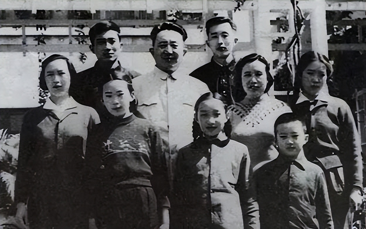 Luo Yu: The second son of General Luo Ruiqing, from official to teacher ...