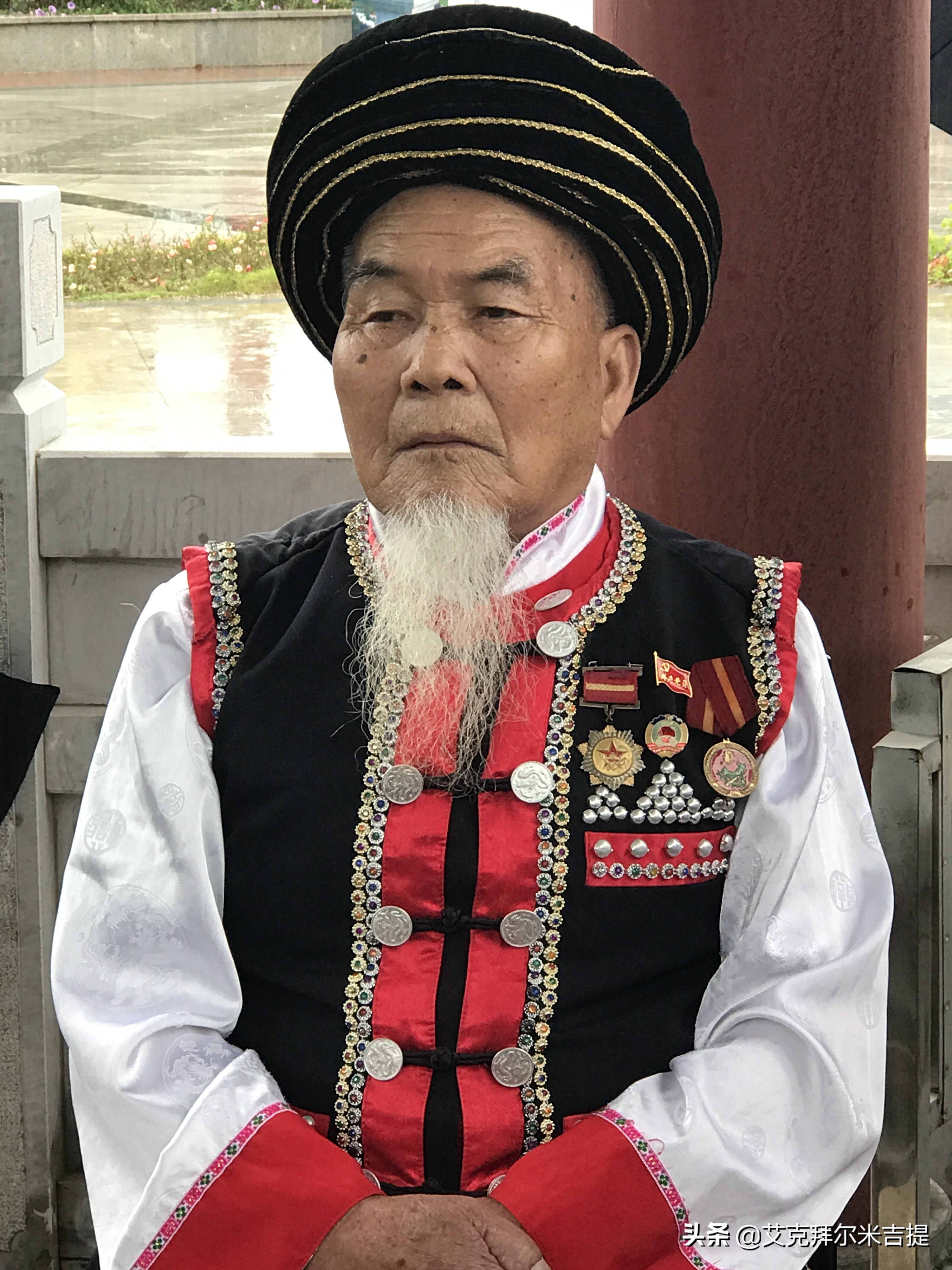 The Elder in Front of the Monument (Essay) - iNEWS