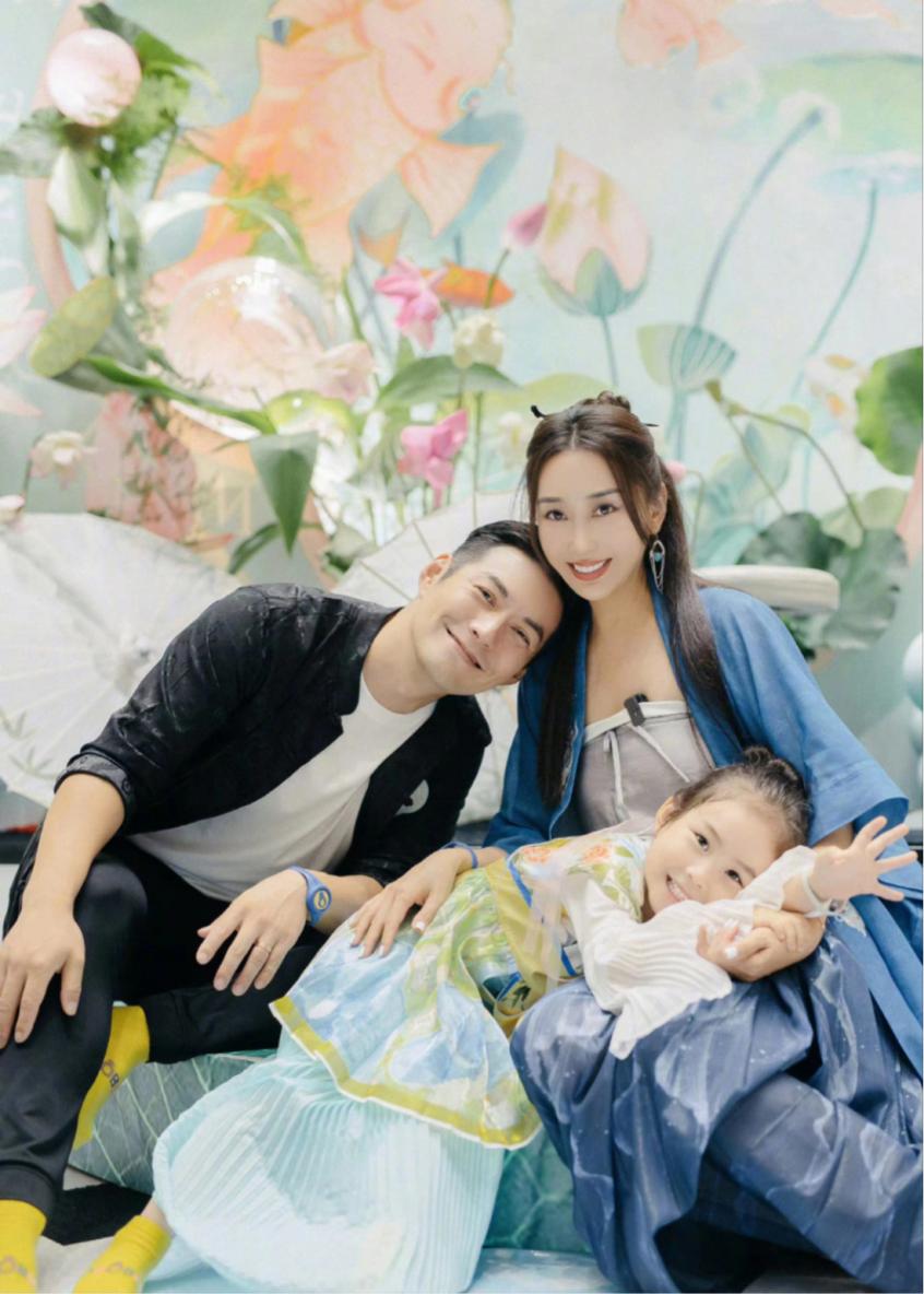 Yan Kuan generously held a birthday party for his daughter. He wore a ...