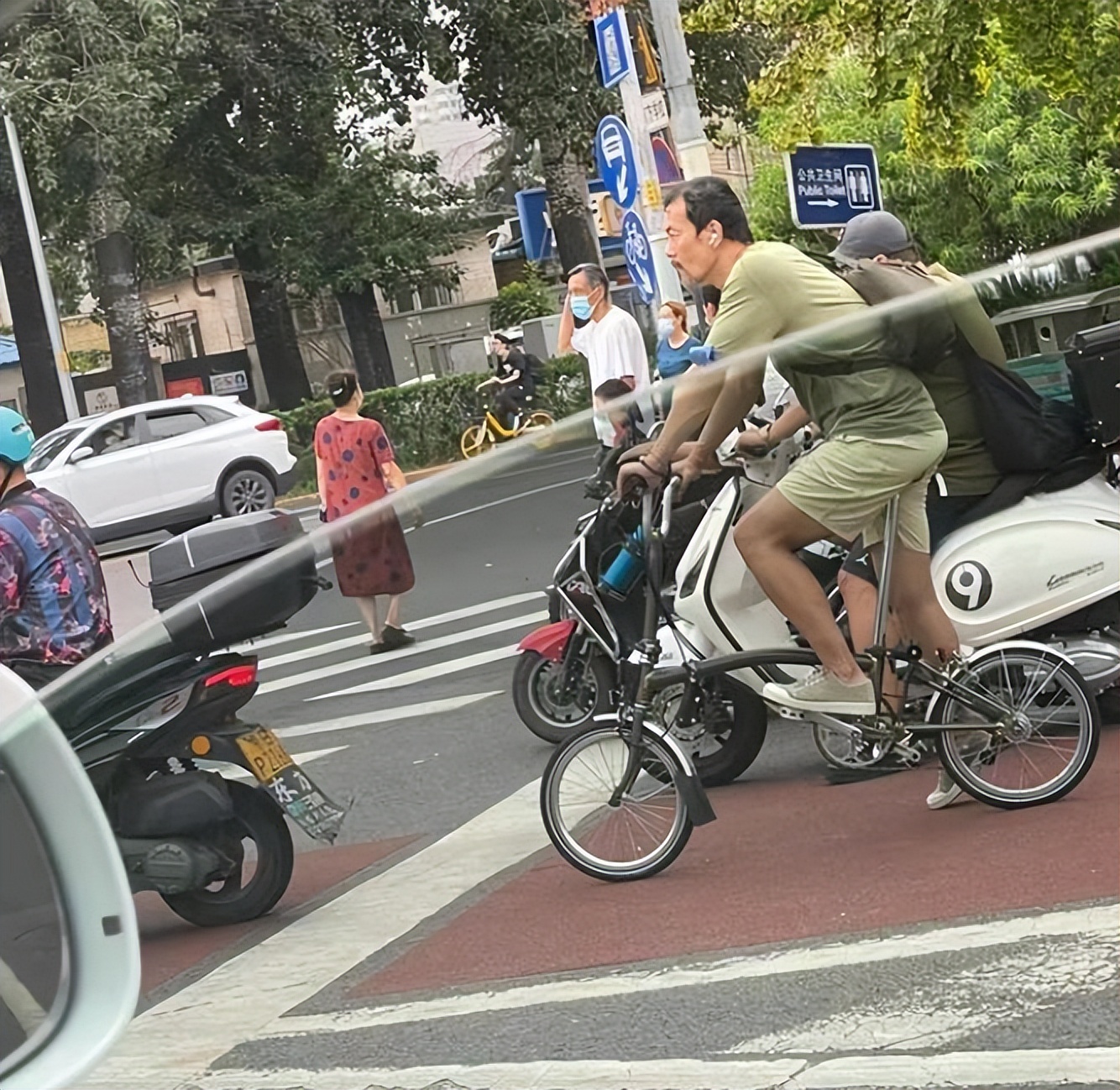 48-year-old actor Liao Fan rides a bicycle of more than 10,000 yuan - iNEWS