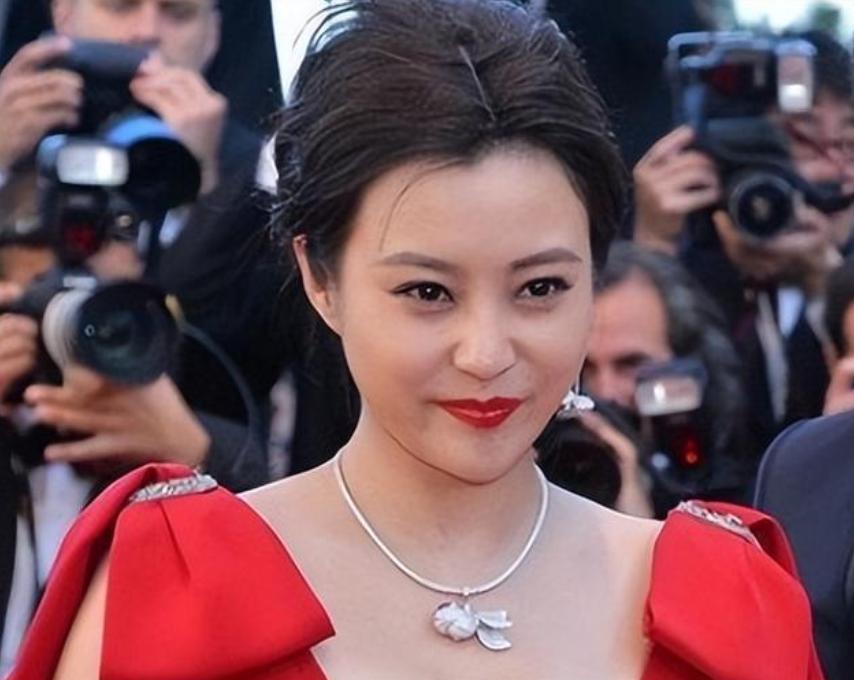 He married Hao Lei, loved Wang Luodan, betrayed Yin Tao, and finally got married with her who is ...