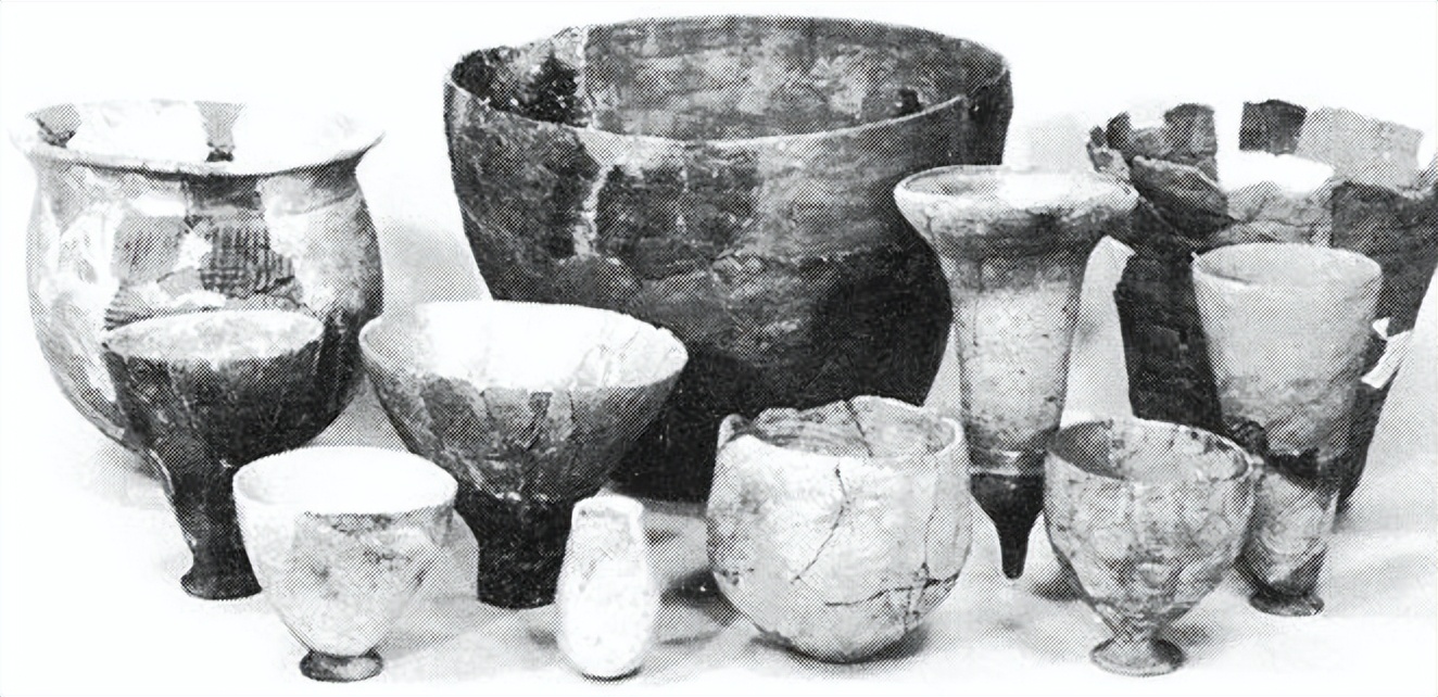 How did pottery-making evolve? Standardization and Social Complexity of ...