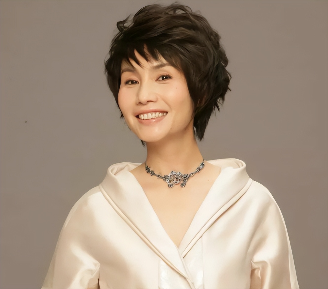 Xu Li: At the age of 34, she married a famous husband, full of guilt ...