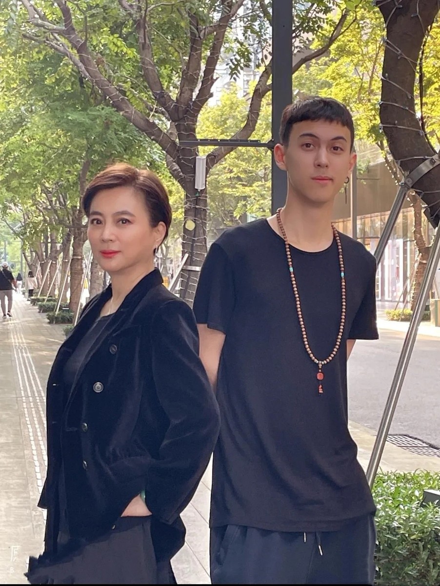 Li Lingyu's mixed-race son rarely shows up! Wearing all black and ...