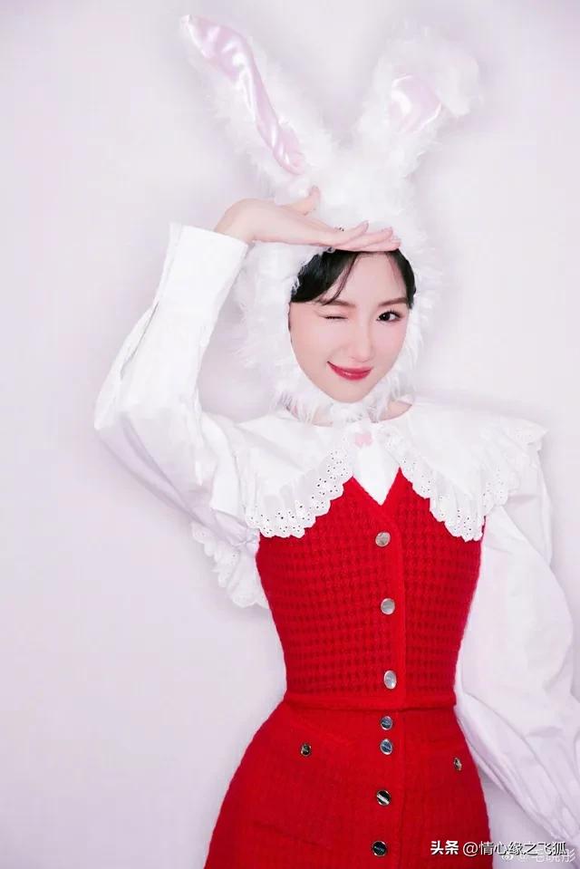 Mao Xiaotong welcomes the New Year in the shape of a rabbit and wears a ...