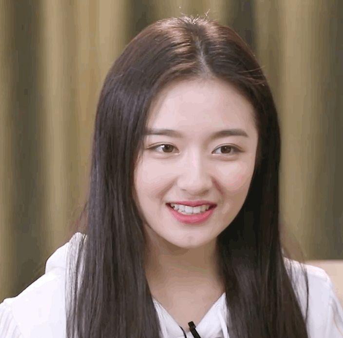 Li Landi and Yang Zi performed on the same stage. Fans photographed the ...