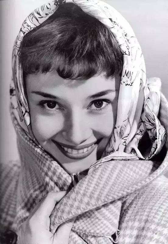 Silk scarves are old-fashioned and fancy?Older women are all dressed ...