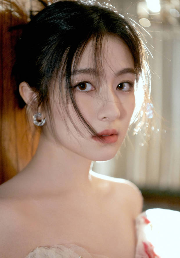 Li Landi turned into a sweet rose fairy powder gauze dress embellished ...