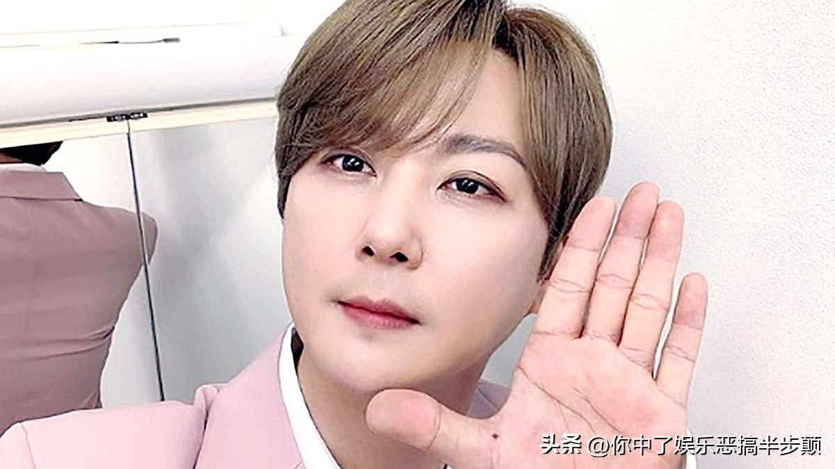 Shin Hye-sung, the lead singer of the well-known Korean boy group ...