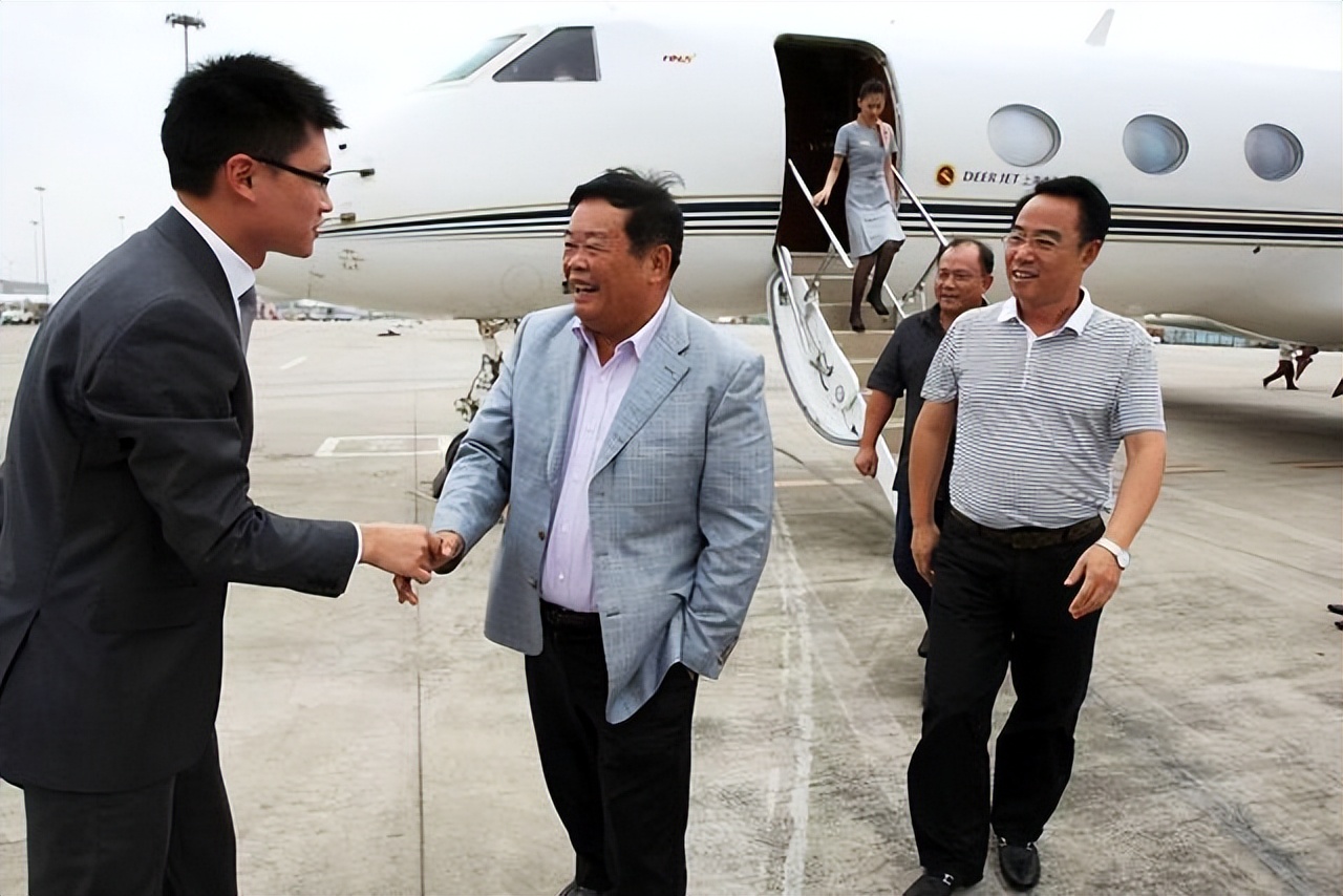 The first philanthropist Cao Dewang donated 100 million yuan. After the ...