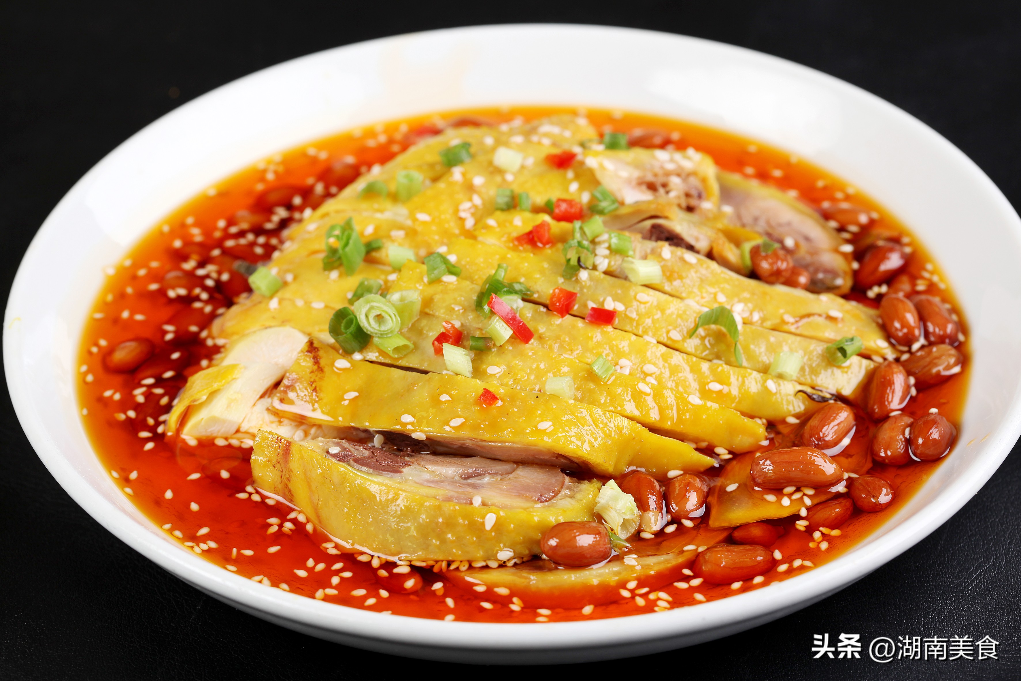Saliva chicken is a home-cooked recipe, the chicken skin is crispy, the ...