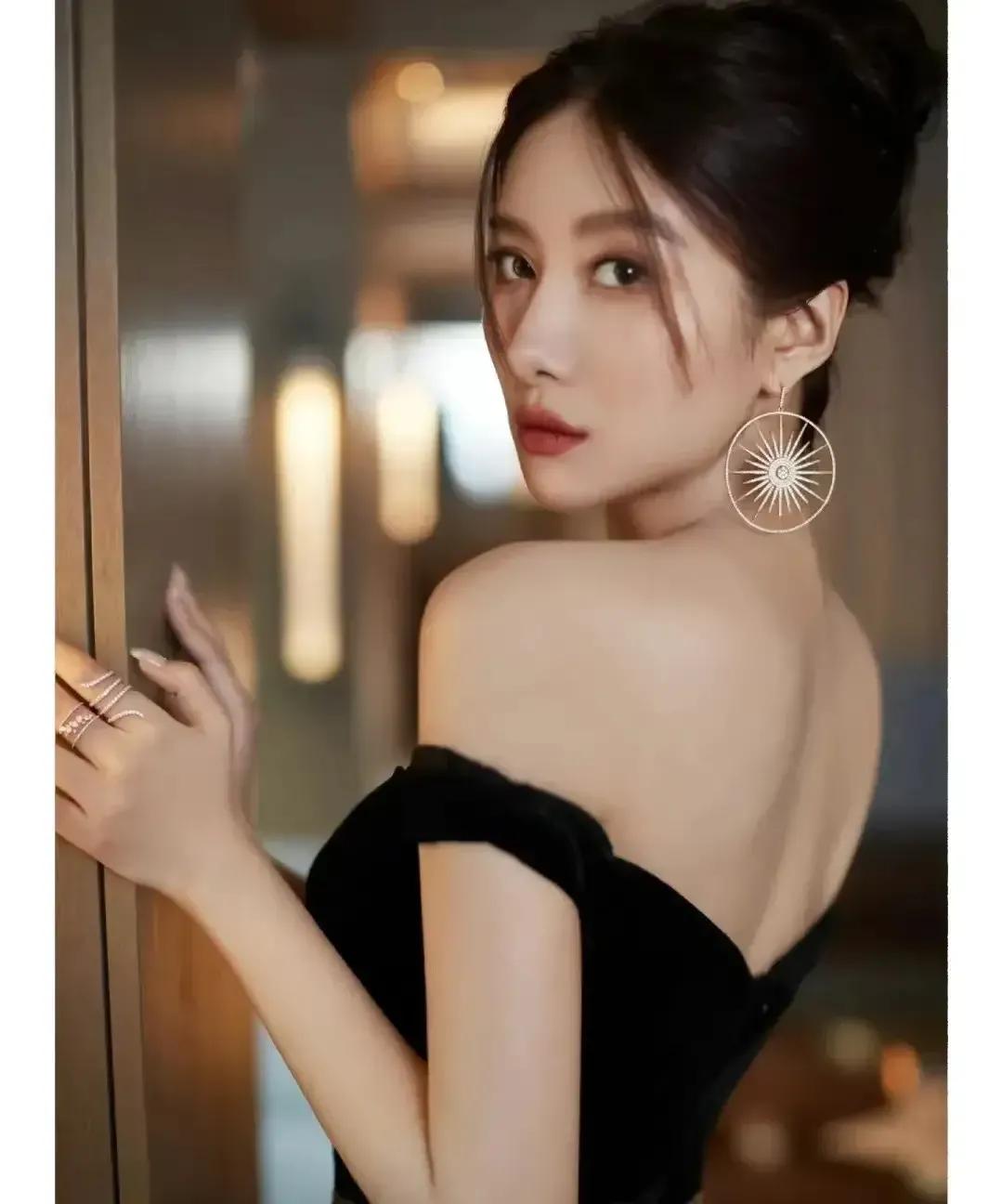 Beautiful and generous Wu You - iMedia