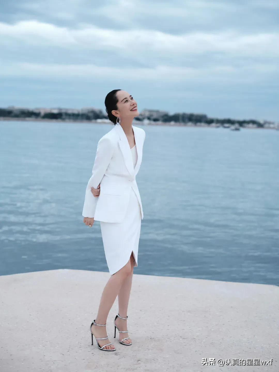 Haiqing is dressed in white, warm and charming - iMedia