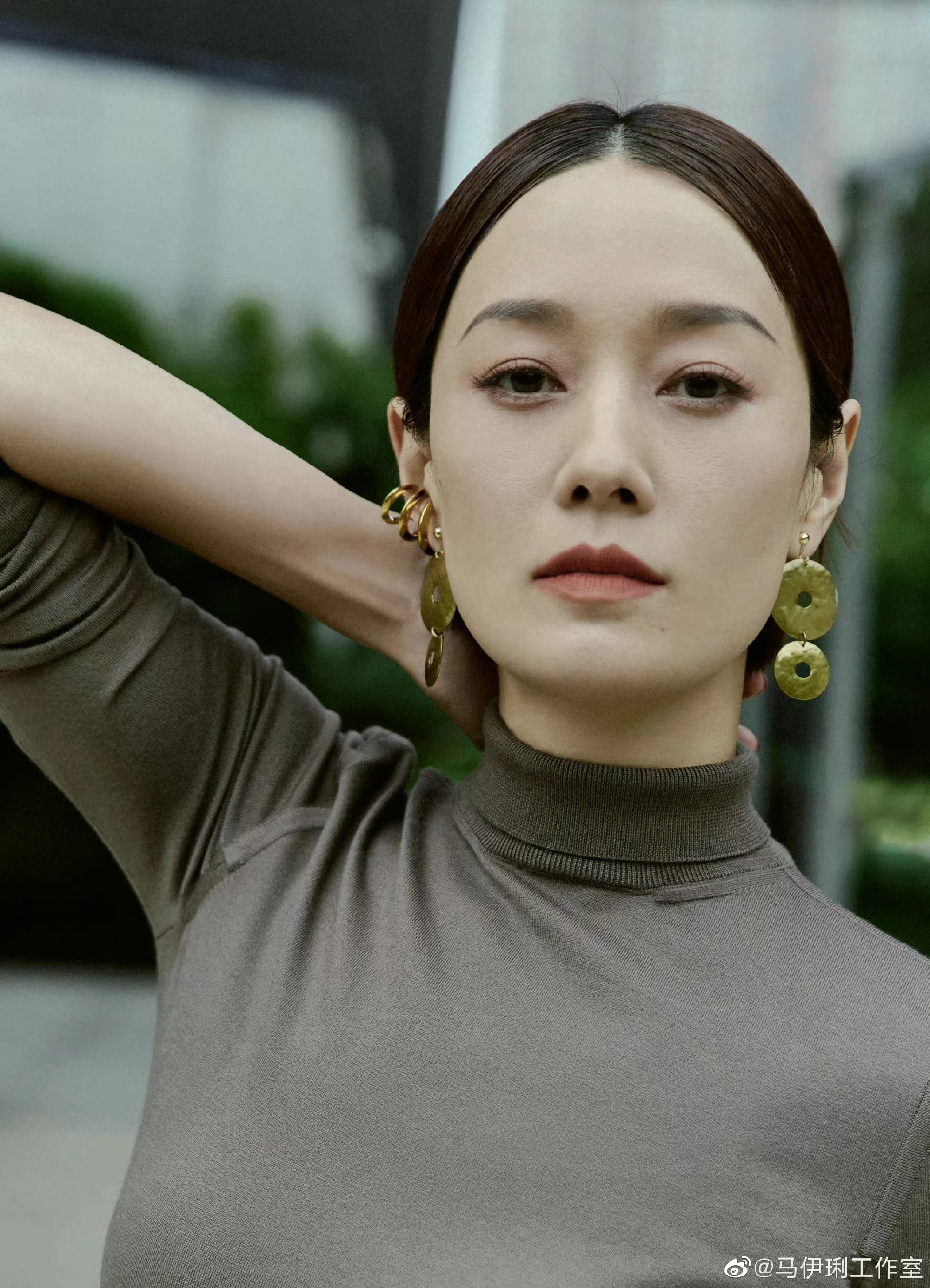 Ma Yili finally changed her hairstyle, with short mid-length hair and a ...