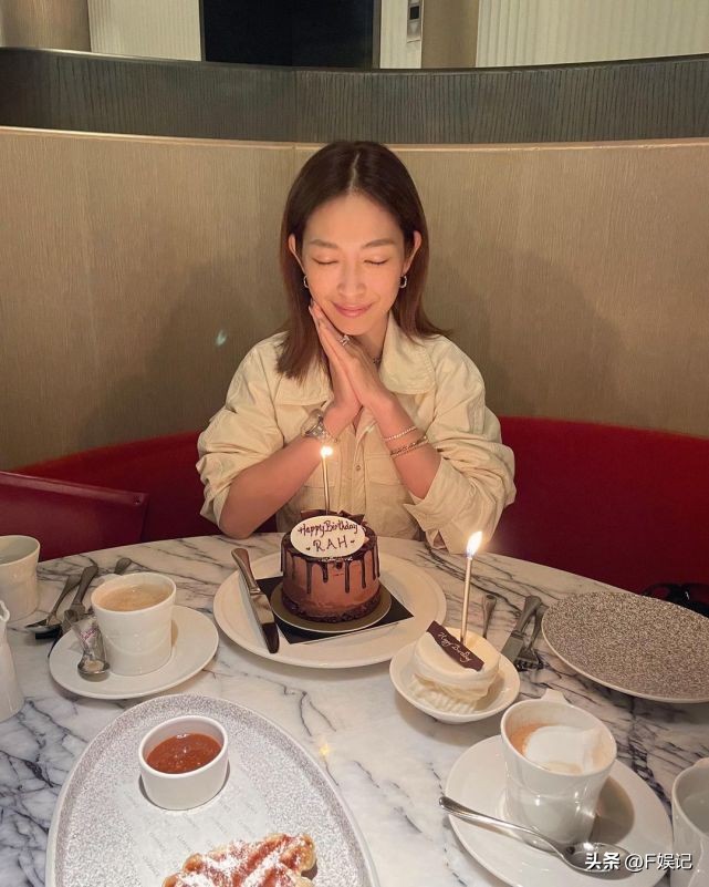 Happy family of four!Former TVB artist Chen Zhishen and his sons make a ...