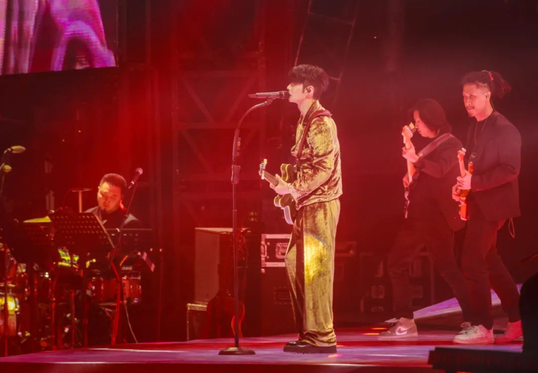 Thousands of people sang "Plum Sauce" together! Li Ronghao's concert in ...