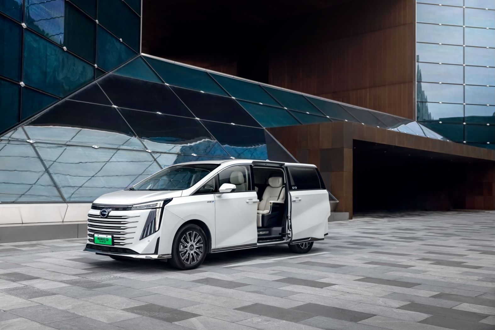 The industry's first high-end MPV with rear windshield airbags, 2.0T ...