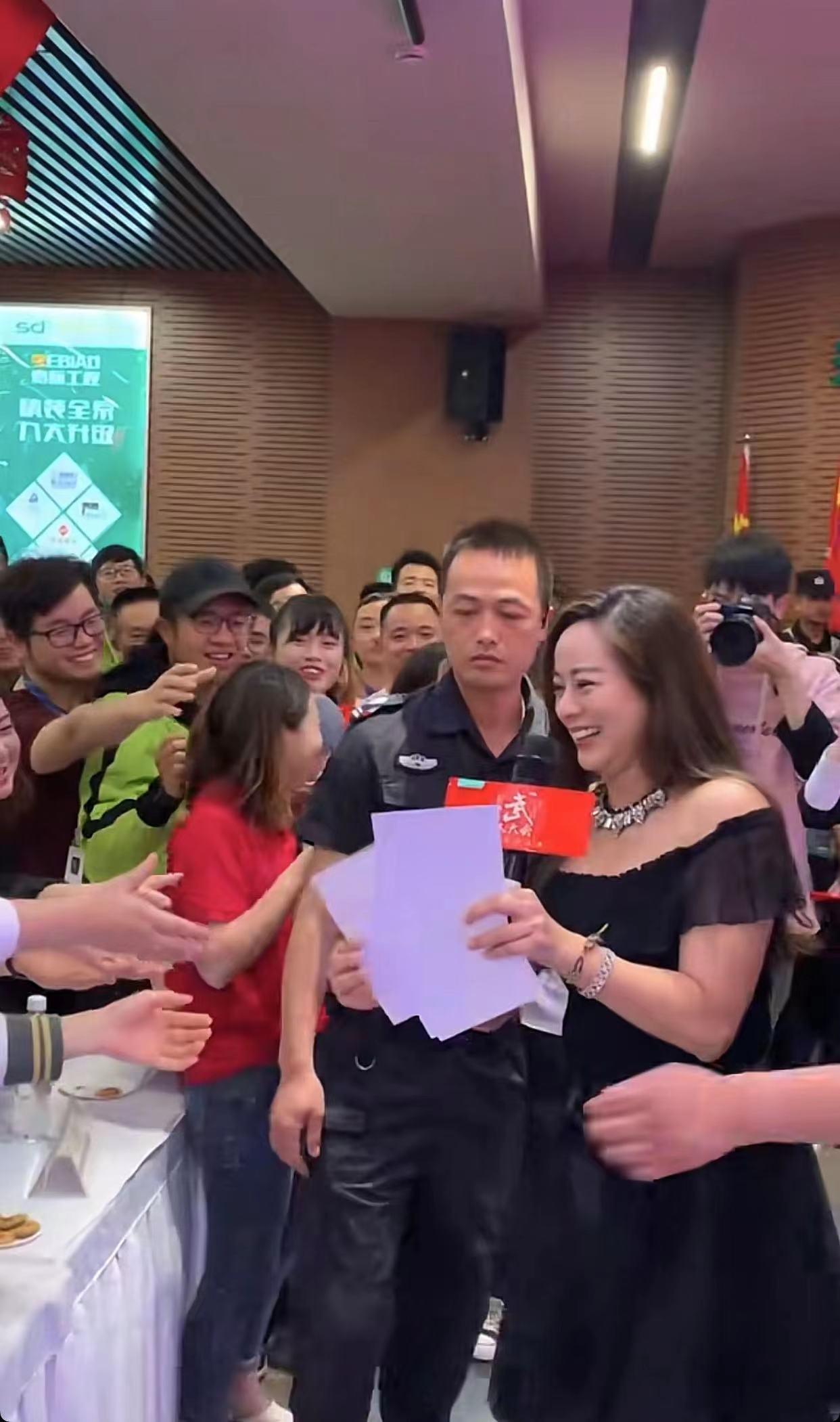 Li Tingyi's commercial performance in the mainland is making money!Fat fat with a double chin ...