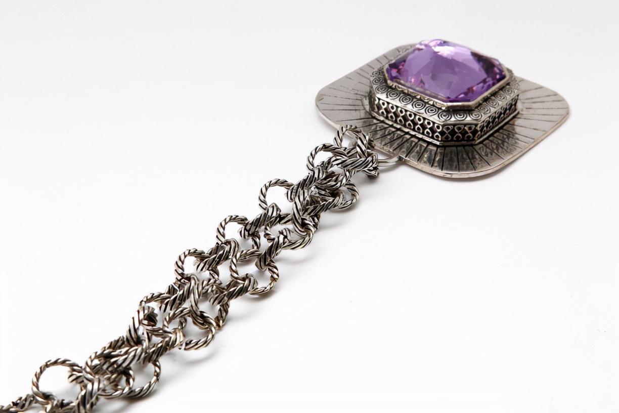 "Judali·Story Behind the Collection" Tell a friend about crystals - iNEWS