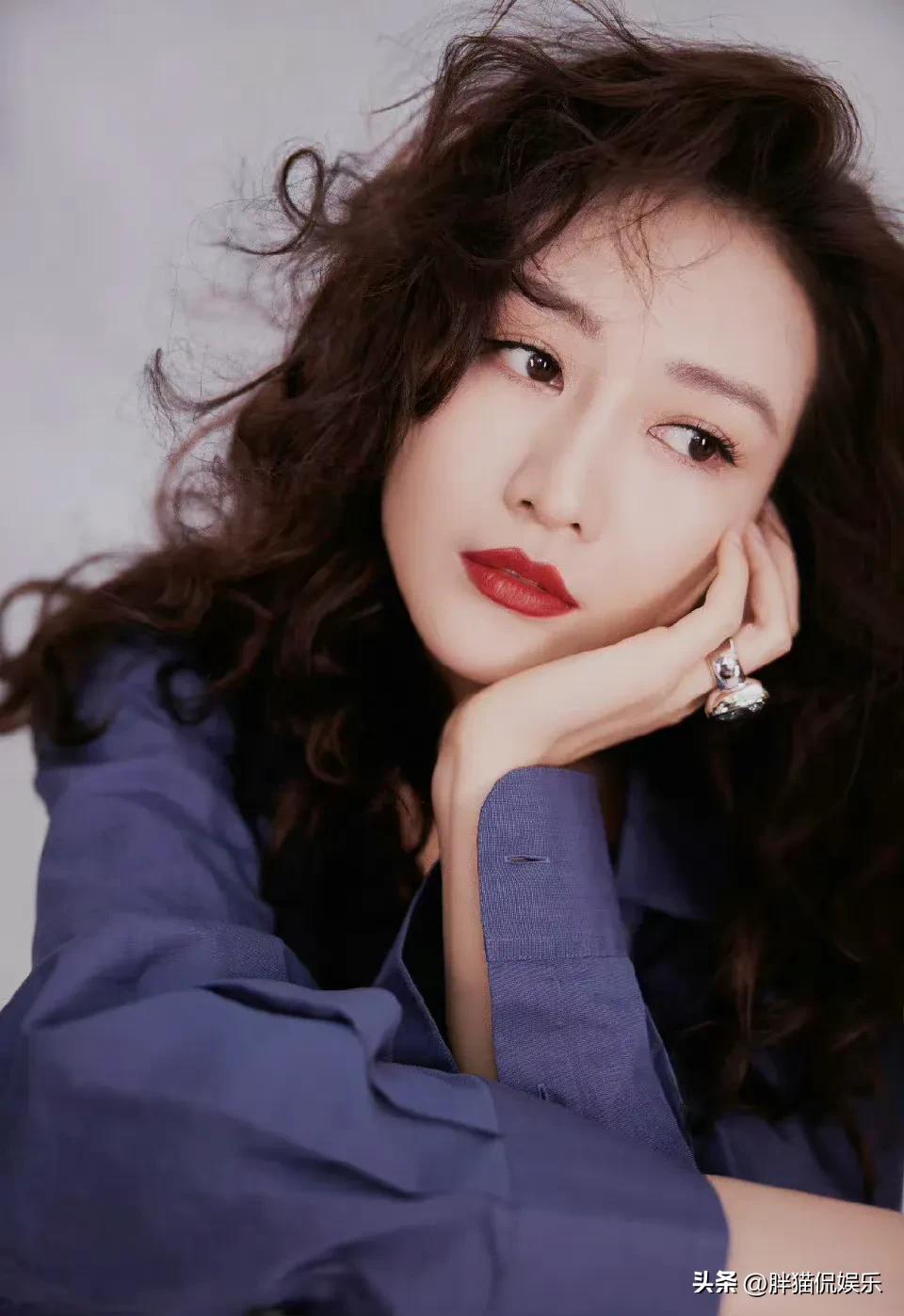 Wang Ou in a dark shirt with fluffy curly hair inadvertently reveals ...