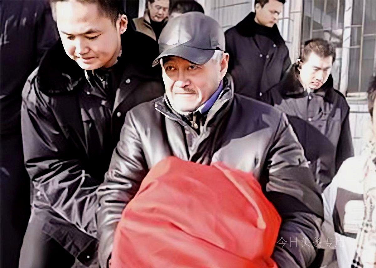 Police cars clear the way, luxury cars see each other off, Niu Qun and ...