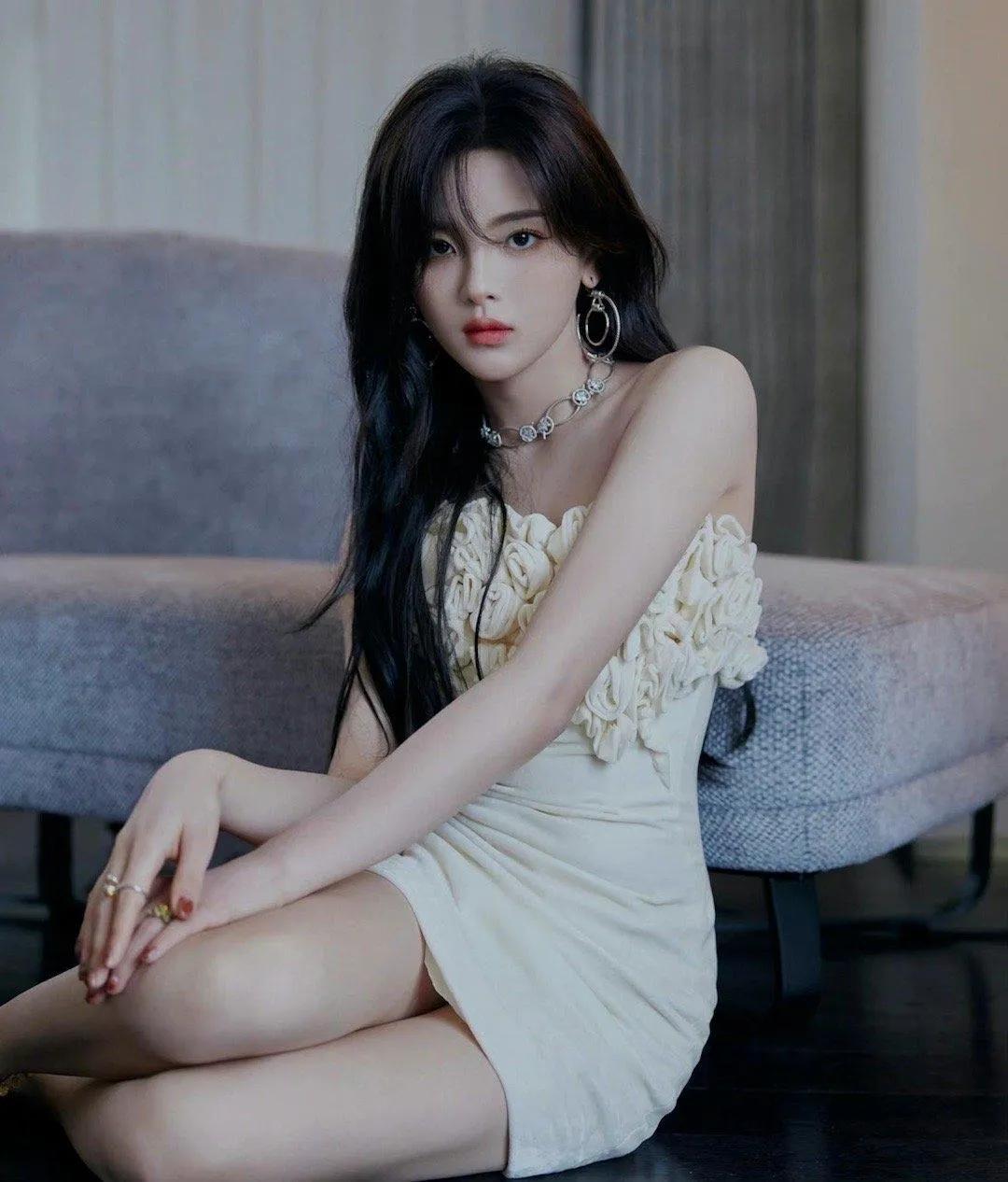 The photographer said to Yang Chaoyue, "Sit on the ground with your ...