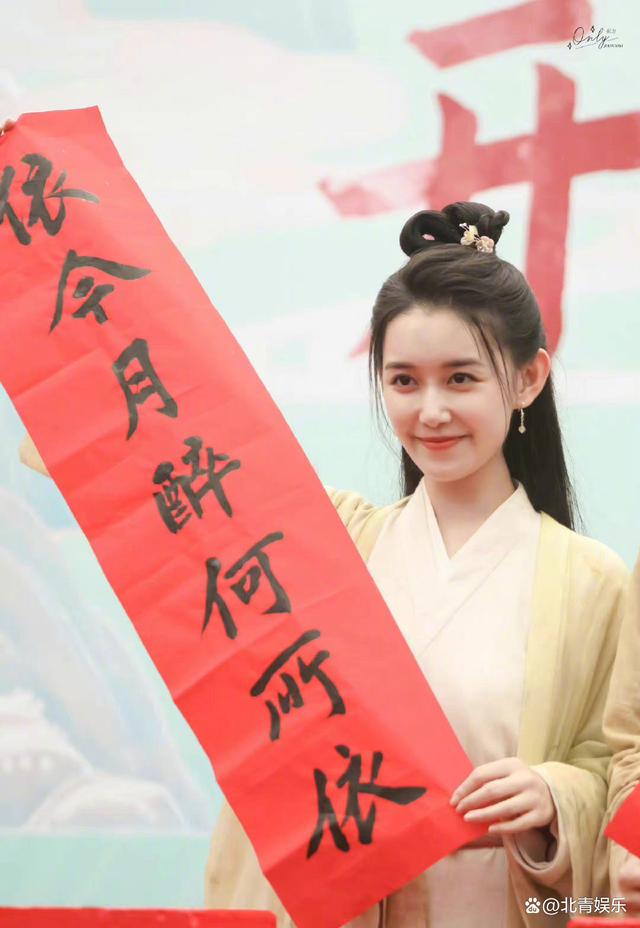 Ao Ziyi and Jiang Yiyi starred in the online drama "The Moon in the World" - iNEWS