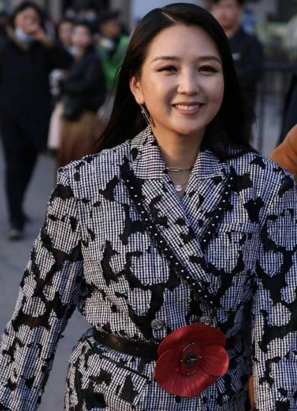 He Jie's Fashion Cheats: Breaking the rules in dressing and dressing ...