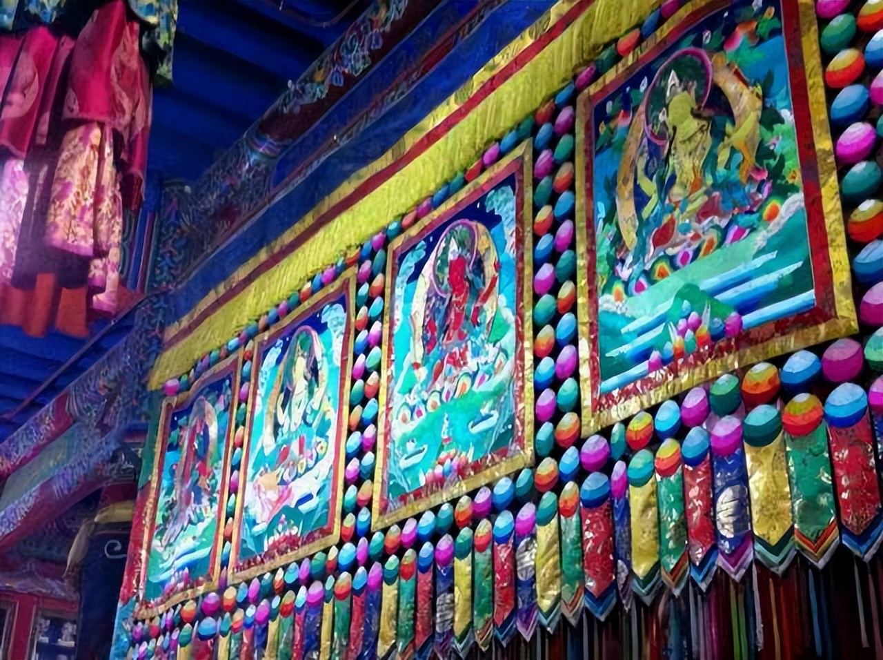 The colorful pile embroidery that looks like a relief is originally a ...