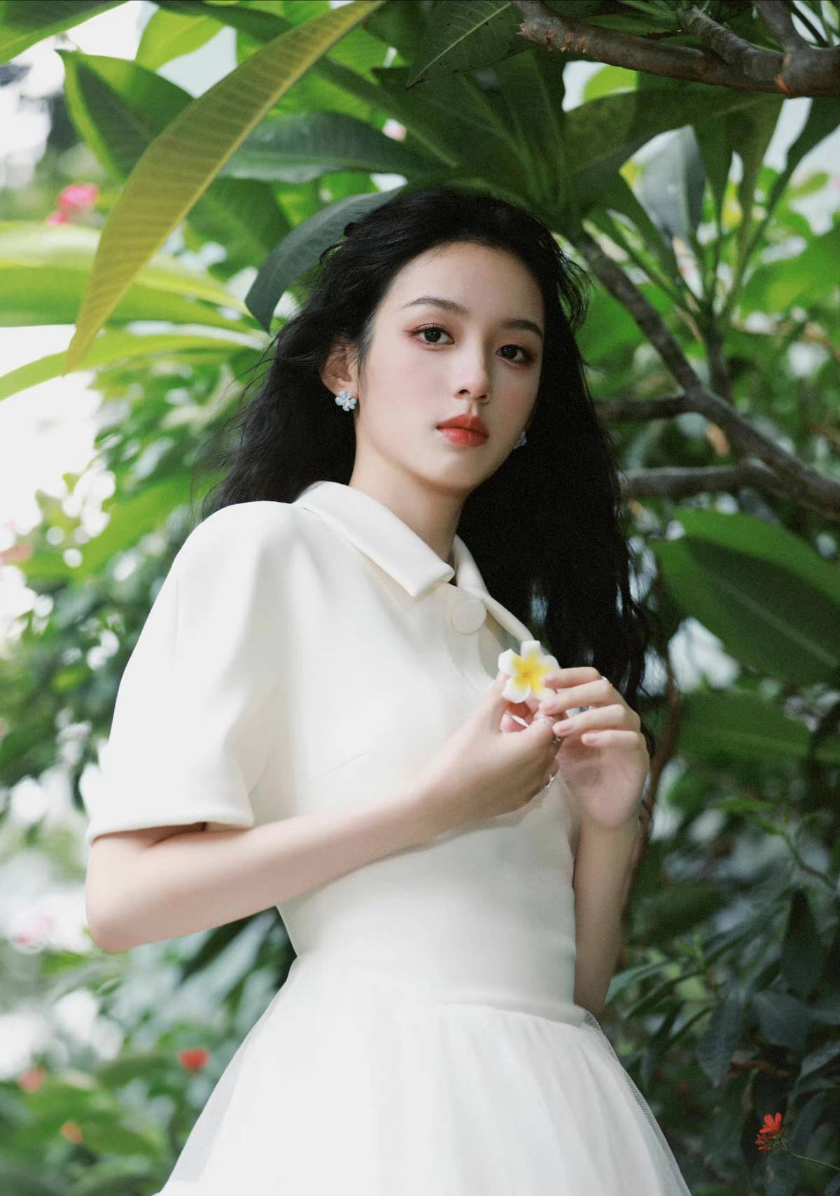 Zhou Ye Zhuangshan Jin Zhini, wearing a princess dress with elephant ...