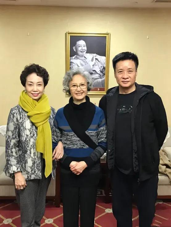 Famous singer Yan Weiwen rarely posts family photos, 64-year-old wife ...