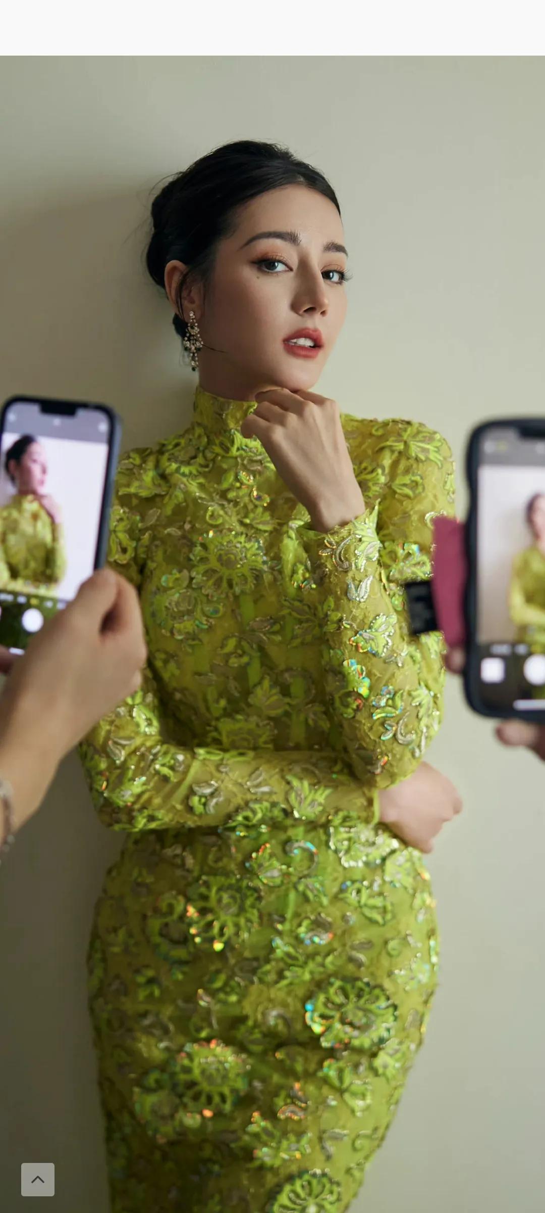 Di Ali Gerba's golden open-back cheongsam shape, the waist-to-hip ratio ...