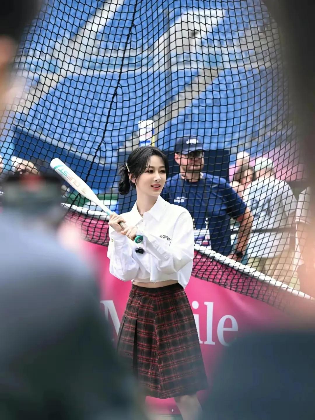 Yang Zi appeared to watch the MLB All-Star Game wearing a baseball uniform and braiding, full of ...