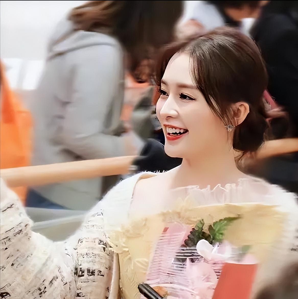 31-year-old Li Qin took a selfie with his face and mouth. The comment ...