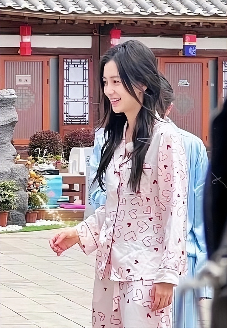 Photos of Yang Ying in pajamas without makeup - iNEWS