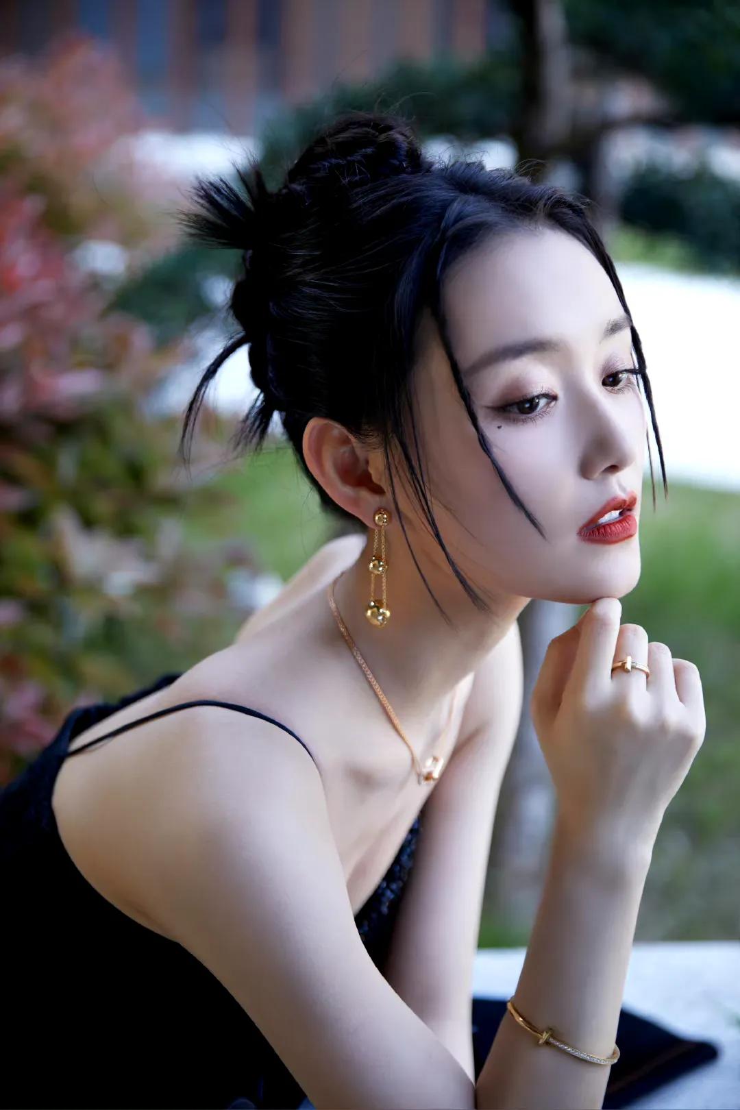 Jiang Yiyi Zhang Jingyi Zhou Jieqiong - iNEWS