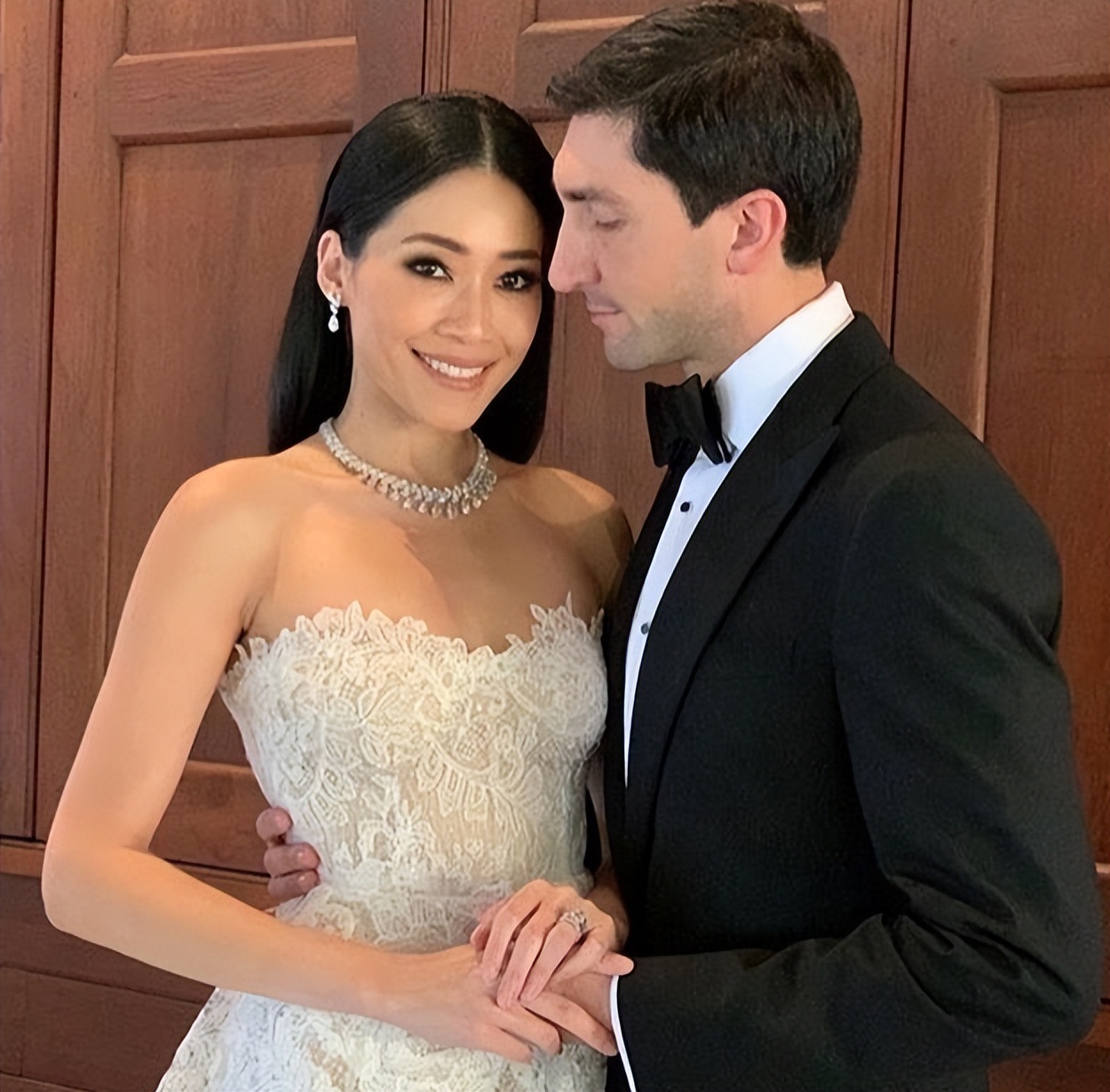 "Queen of Wedding Dresses" Wang Weiwei: Worth 4 billion, 63-year-old is in love with a 36-year ...