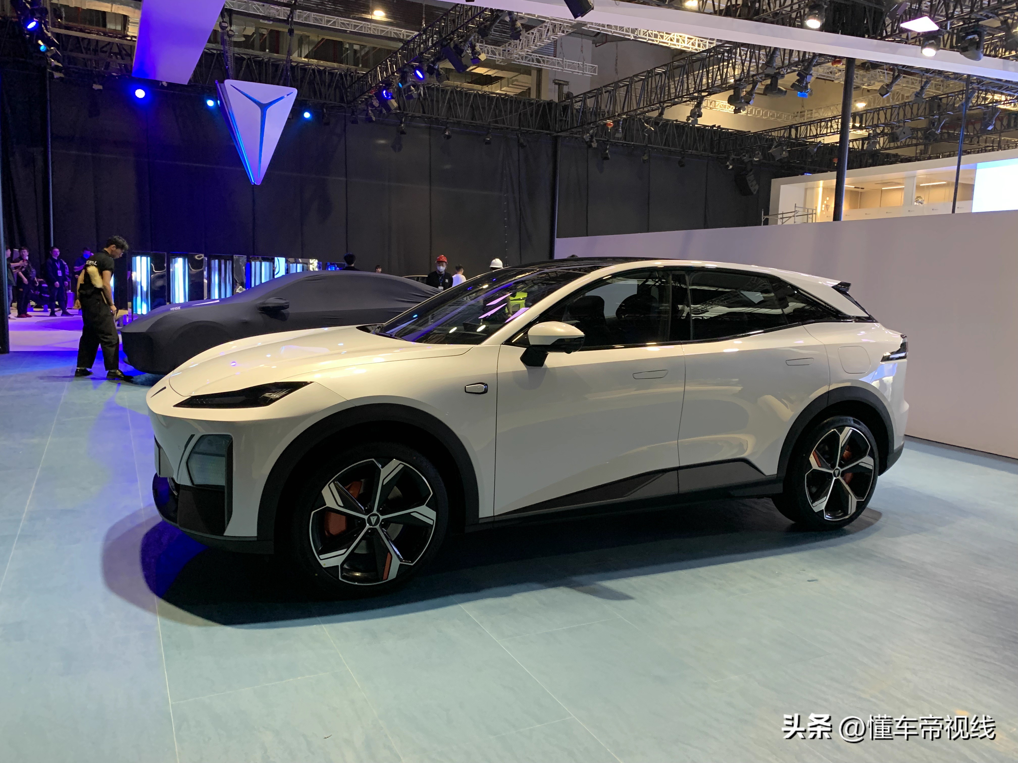 The electric version has a battery life of 620 kilometers, and the Deep ...