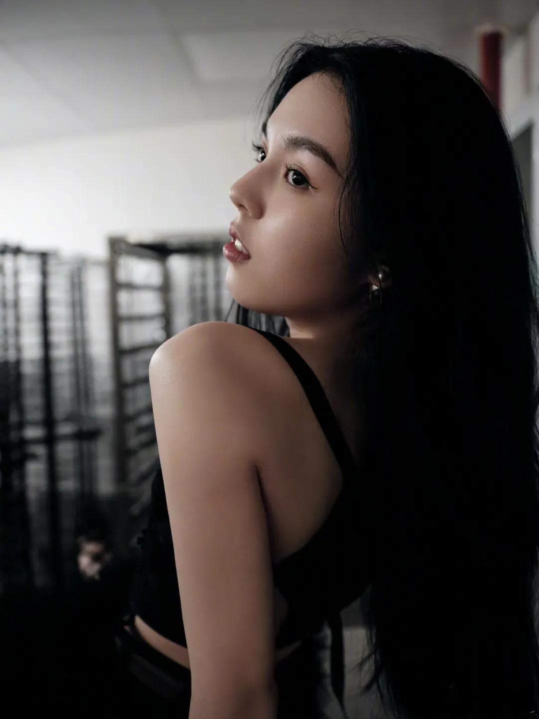 Li Yong's daughter Fatoumai's backless dress - iMedia