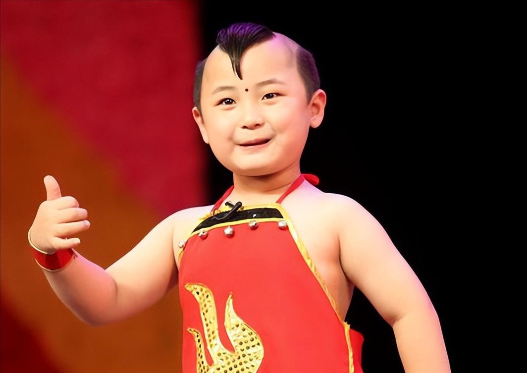 Deng Minghe: At the age of 6, he went to the Spring Festival Gala and ...