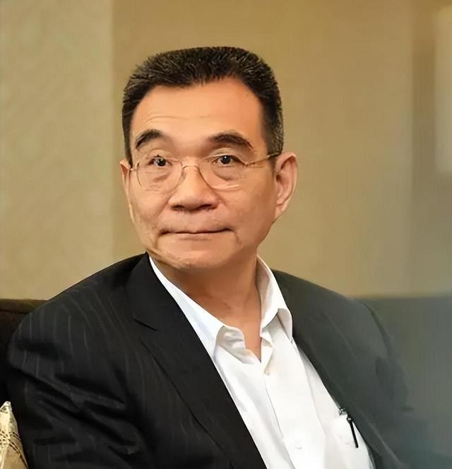 In 1979, a company commander of the Taiwan Army risked his life and ...