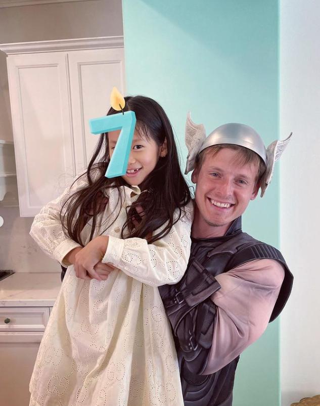Chen Lu celebrates her daughter's birthday!Caucasian man accidentally ...