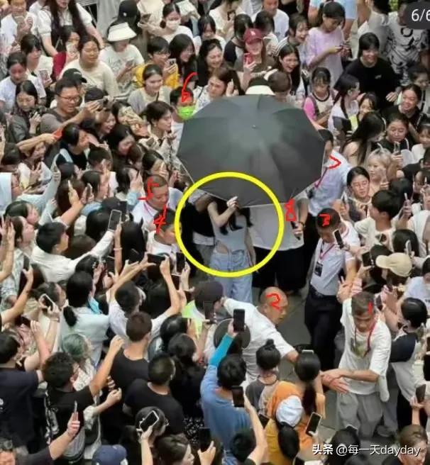 Angelababy participated in a commercial performance, escorted by ...