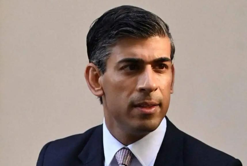 12 days after taking office, a large number of demonstrators gathered ...